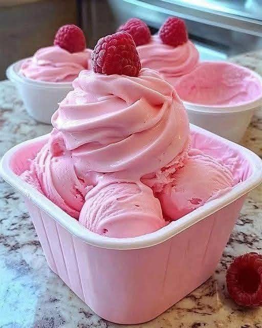 Classic Creamy Raspberry Ice Cream - glassika