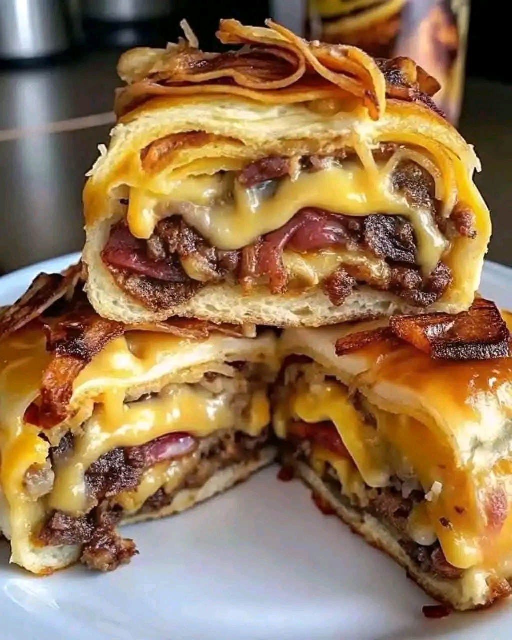 Ultimate Bacon Cheeseburger Bombs - glassika